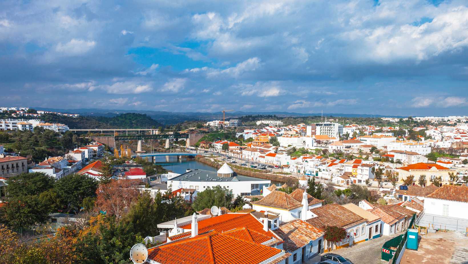 Explore as maravilhas de Tavira com um aluguer de carros de confiança